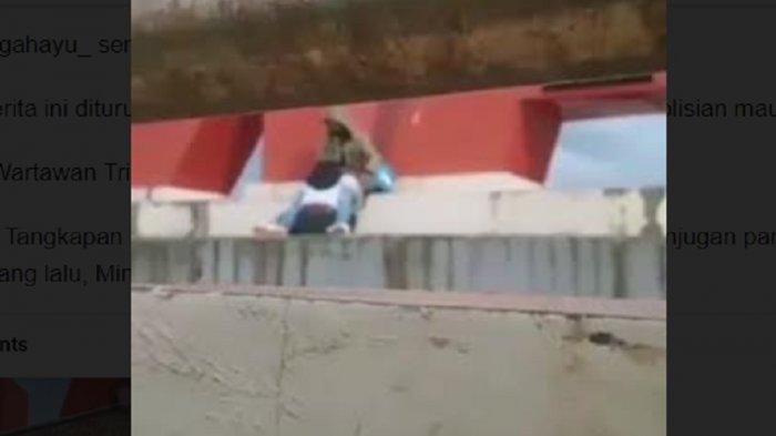 Viral, Dua Sejoli Diduga Berbuat Asusila di Anjungan Pantai Manakarra - Halaman all - Tribun ...