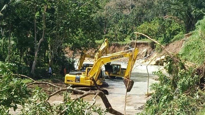 Turunkan 3 Alat Berat, PUPR Polman Minta Warga Bantu Petugas Bersihkan Longsor di Desa Kunyi ...