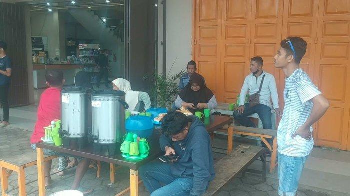 Alasan Pemilik Toko Roti Maros Salenrang Sediakan Kue dan Kopi Gratis ...