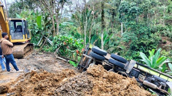 Truk Bermuatan 30 Ton Aspal Panas Terguling ke Jurang Sedalam 10 Meter ...