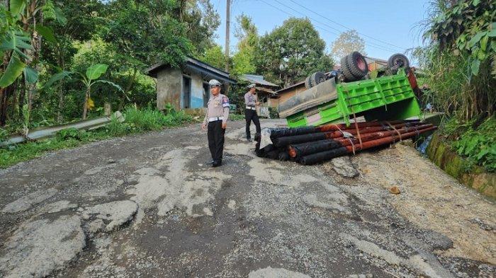 Truck 6 Roda Muat 20 Tiang Listrik Terbalik Tak Kuat Menanjak di Polman ...
