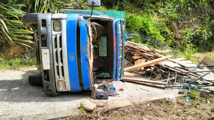 Tak Kuat Menanjak, Truk Muat Tenda Pengantin Terbalik di Polman, Satu ...