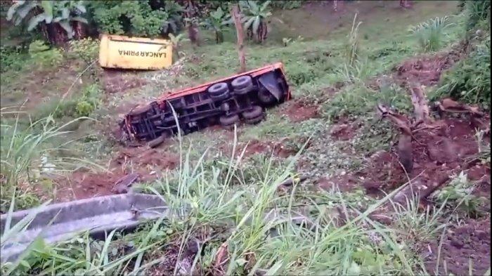 Truk Bermuat 18 Ton Besi Hermes Masuk Jurang di Desa Botteng, Ini ...