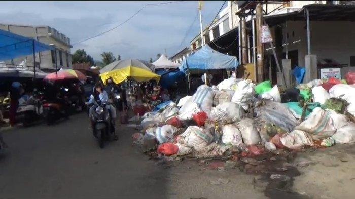 Pedagang Keluhkan Tumpukan Sampah di Pasar Pekkabata Polman, Omset Jual Takjil Menurun - Tribun ...