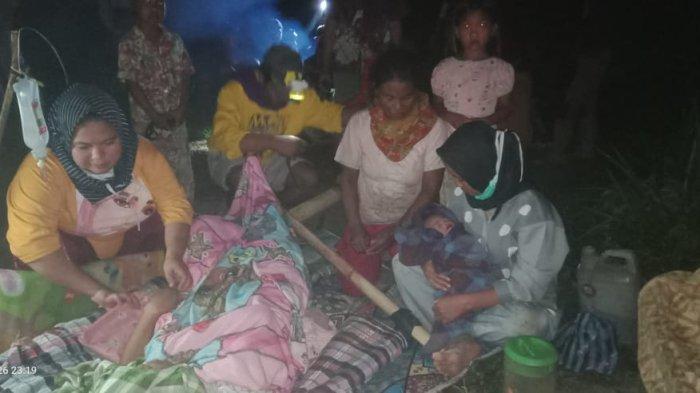 KISAH Ibu Hamil di Turat Polman Melahirkan Tengah Malam saat Ditandu Puluhan Kilometer ke ...