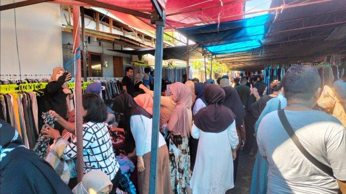 Idul Fitri Masih 2 Pekan Lagi, Warga Polman Sudah Berburu Baju Lebaran di Pasar Pekkabata ...