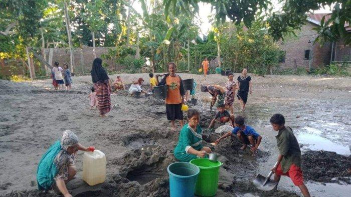 Bantuan Air BPBD Tak Cukup, Warga di Mapiilli Polman Keruk Pasir Bekas Galian Tambang - Tribun ...