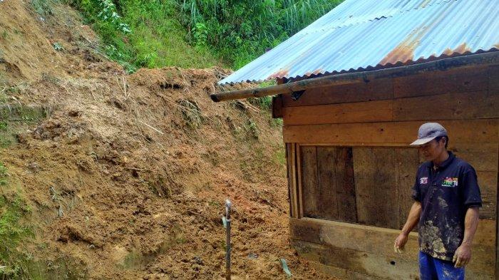 Warga Pakai Sekopang & Alat Berat Mulai Bersihkan Material Longsor di Desa Saluassing Mamasa ...