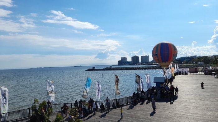 Jelang Lomba Segitiga Sandeq, Ratusan Warga Balikpapan Padati Pantai ...