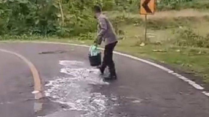 Polisi Bersihkan Tumpahan Solar di Jalan Malunda Majene Sebabkan Kecelakaan - Tribun-sulbar.com