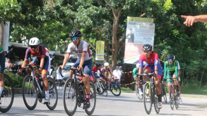 Atlet Balap Sepeda Sulbar Muh Yahya Finish Urutan 6 Kelas Criterium ...