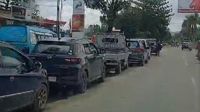 Antrean Panjang Kendaraan Isi BBM di SPBU Martandu Anduonohu Kendari ...