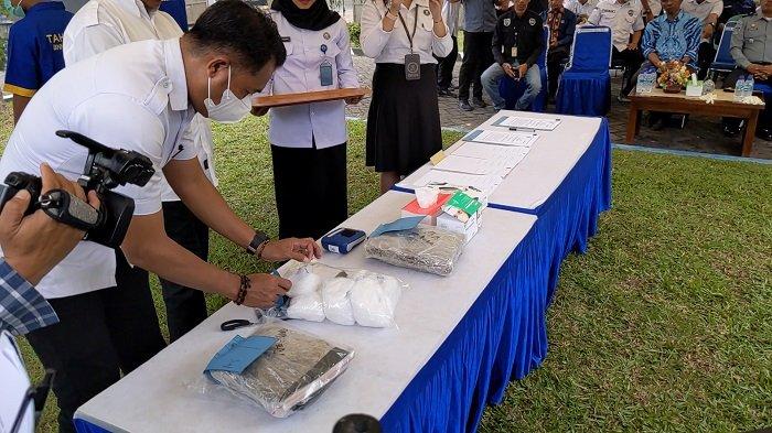 BNNP Sulawesi Tenggara Musnahkan Sabu dan Ganja Seberat Hampir 2 Kg, Berasal dari 3 Tersangka ...