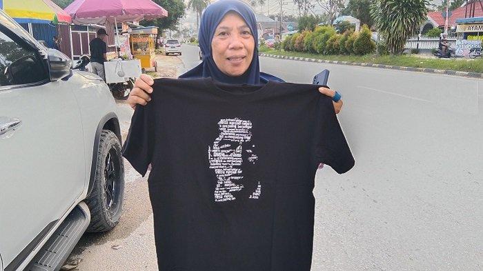 Bahagianya Emak-emak di Kendari Sulawesi Tenggara Dapat Kaus yang Dilemparkan Presiden Jokowi ...