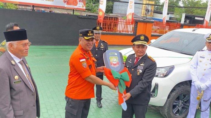 Bupati Konawe Utara Ruksamin Serahkan 1 Unit Mobil Double Cabin ke ...