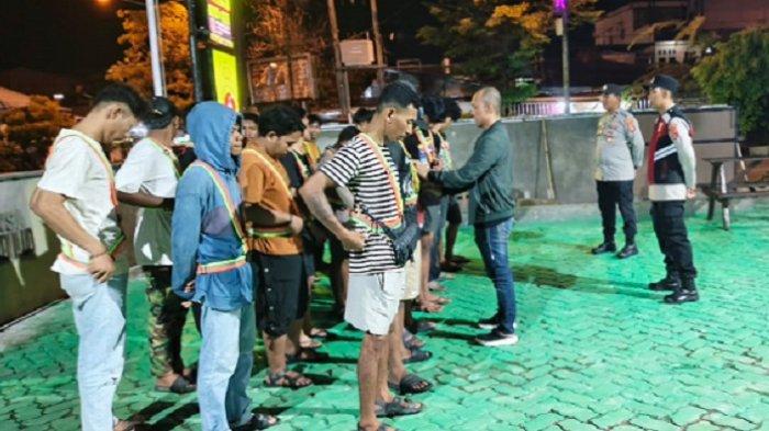 Buruh Angkut di Pelabuhan Penyeberangan Kolaka Sulawesi Tenggara ...