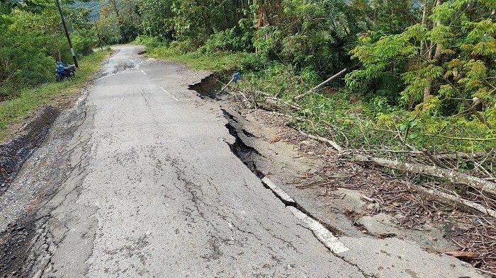 POTRET Ruas Jalan Penghubung antar Kabupaten Konut dan Konawe Rusak Parah Akibat Tanah Longsor ...