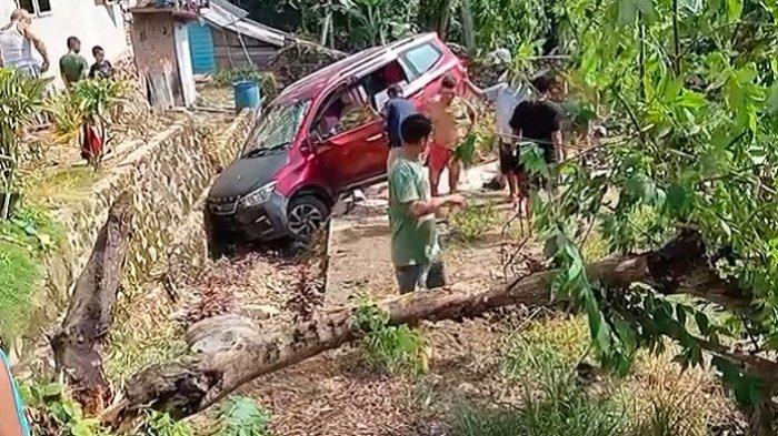 Detik-detik Kecelakaan Tunggal Mobil di Asunde Besulutu Konawe Sulawesi ...