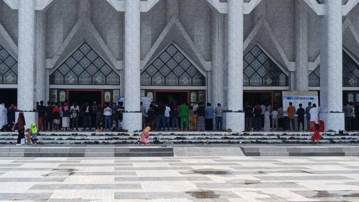 Pekan Terakhir Ramadan 2024, Ratusan Jemaah Salat Jumat Padati Masjid ...