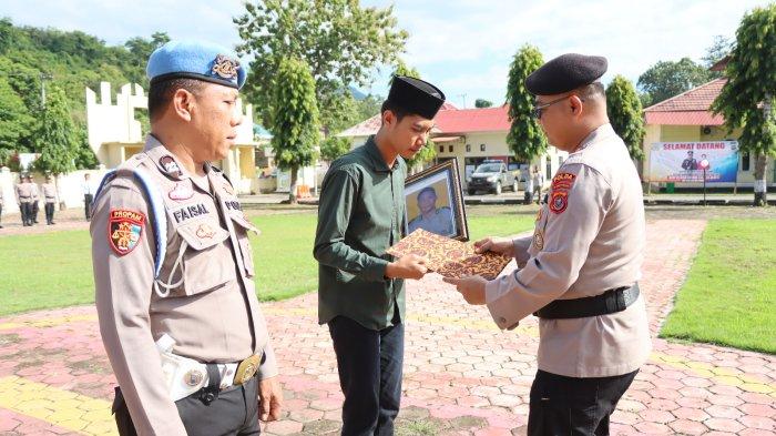Anak Aipda Fajar Iwu Terima Kenaikan Pangkat Luar Biasa Ayahnya di ...