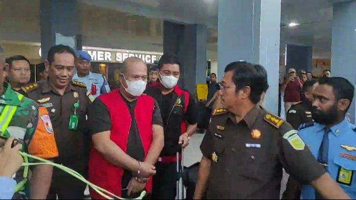 Detik-detik Dirut PT Lawu Tersangka Kasus Tambang Nikel Tiba di Kendari, Rompi Tahanan dan ...