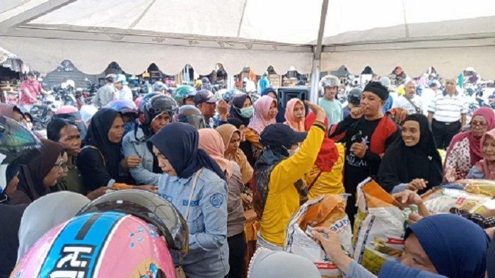 Emak-emak di Baubau Sultra Serbu Gerakan Pangan Murah Pasar Wameo, 1 ... Emak-emak di Baubau Sultra Serbu Gerakan Pangan Murah Pasar Wameo, 1 ...