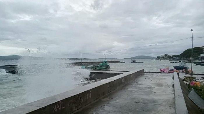 Gelombang Tinggi dan Angin Kencang Melanda Pesisir Baubau, Warga Gotong Royong Amankan Perahu ...