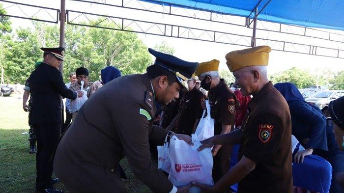 Peringati Hari Pahlawan ke-77 Tahun, Pemkab Konawe Berikan Bingkisan Bagi Veteran dan Warakamuri ...