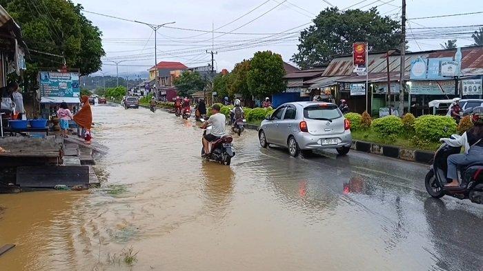 Jalan Wayong Kendari Sulawesi Tenggara Tergenang Air Usai Diguyur Hujan Deras, Dua Rumah ...