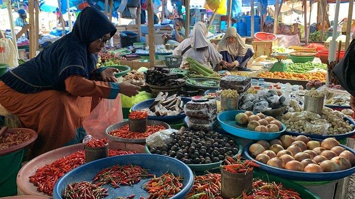 Jelang Natal dan Tahun Baru 2025 Harga Bawang, Cabai dan Kemiri Pasar Wameo Baubau Merangkak ...