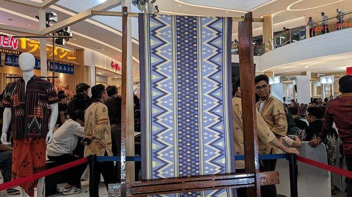 Kain Tenun Tradisional Asal Kabupaten Muna Karya Sitti Erni Akan ...