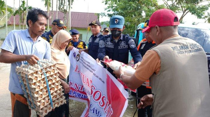 KUPP Kelas I Molawe Distribusikan 1000 Paket Sembako ke Warga Terdampak Banjir di Konut Sultra ...