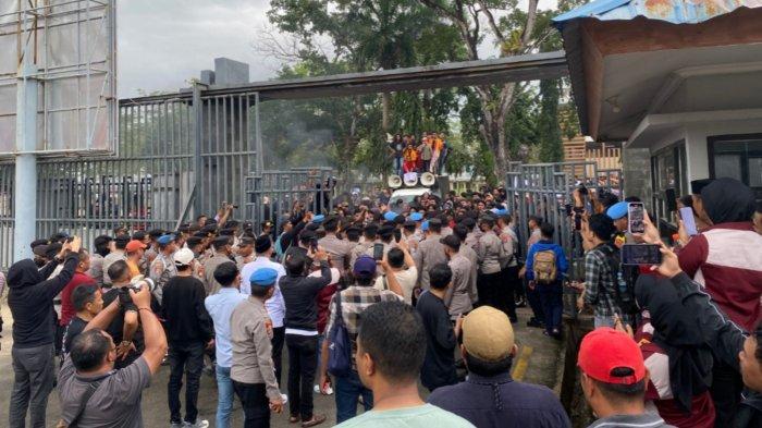 BREAKING NEWS Kawal Putusan MK, Aliansi Mahasiswa dan Jurnalis Sulawesi Tenggara Demo di DPRD ...