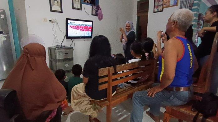 Haru dan Bangga Keluarga Paskibraka Asal Sultra Lutfiyah Saat Nobar Virtual Upacara HUT Ke-79 di ...