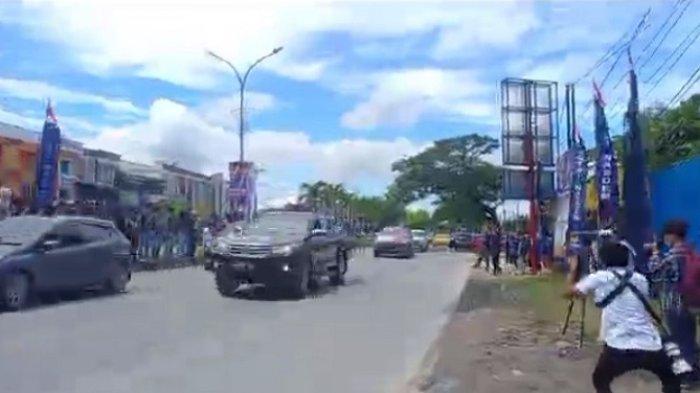 Momen Kery Saiful Konggoasa Lambaikan Tangan ke Warga Usai Sambut Ketua ...