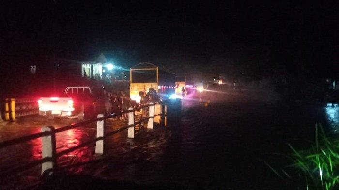 Kondisi Jalan dan Rumah Warga Pasca Banjir dan Pohon Tumbang di Sampara ...
