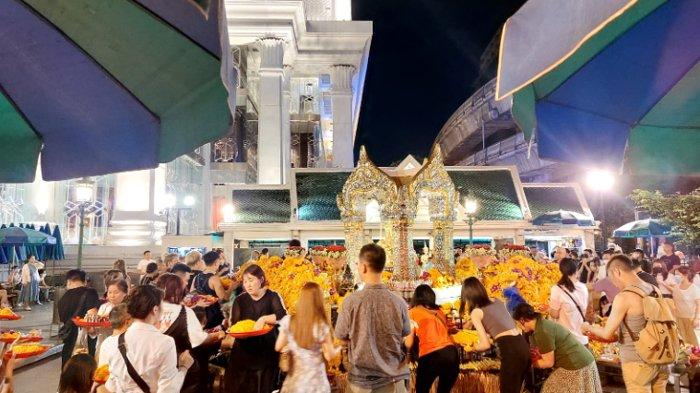 Kuil Erawan di Pusat Kota Bangkok Tak Pernah Sepi Pengunjung, Jadi ...