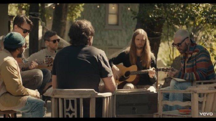 Lirik Lagu Middle Ground, Single Maroon 5 Lengkap Terjemahan Indonesia ...