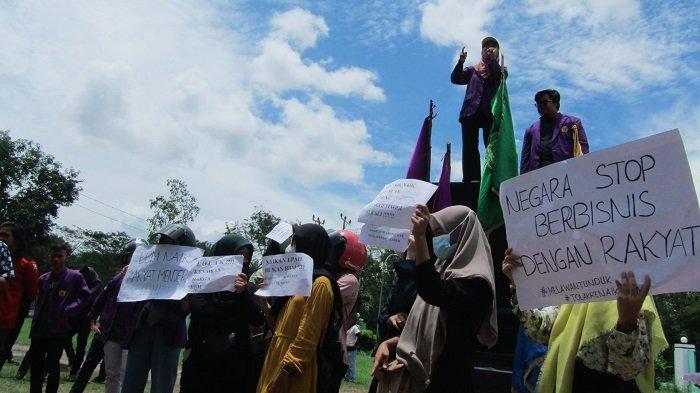 Mahasiswa Demo Tolak Kenaikan Harga BBM dan Petugas Saling Dorong Saat Paksa Masuk di DPRD ...