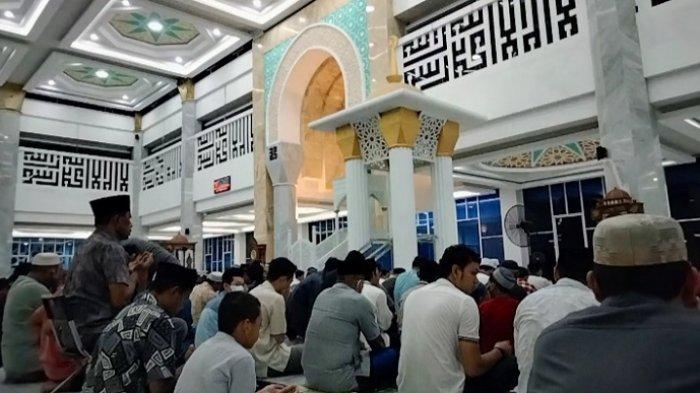 Hari Pertama Ramadhan 2022, Jemaah Salat Taraweh Padati Masjid Al Alam ...