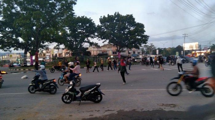 Massa Aksi Blokade Jalan di Bundaran Tank Anduonohu Kendari Sulawesi ...