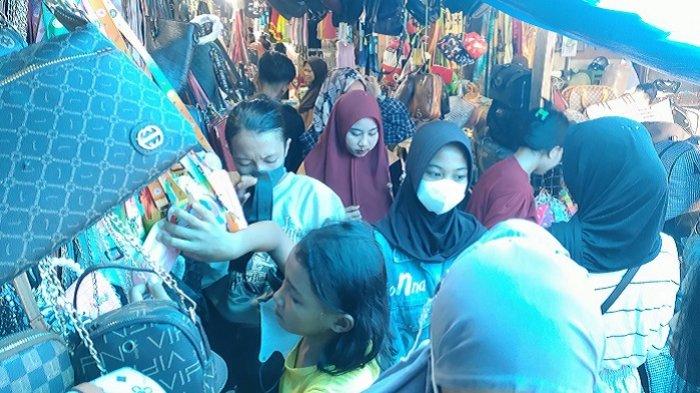 Masyarakat Padati Pasar Raya Mekongga Kolaka Sulawesi Tenggara Jelang H ...