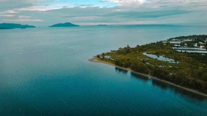 Sensasi Permandian Pinggir Pantai di Wisata Kayu Angin Desa Sani-Sani ...