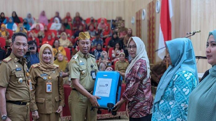 Dinas P2KB Kendari Serahkan Bantuan BKB KIT Stunting Untuk Kader Bina ...