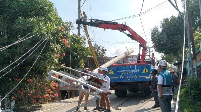PLN Masih Lakukan Upaya Perbaikan Tiang Penyulang Tumbang di Baubau ...