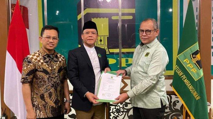 DPP PPP Serahkan B1KWK ke Pasangan Calon Yusran Fahim dan Hasminah Bolu di Pilkada Baubau 2024 ...
