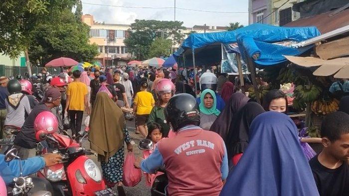 Sehari Menjelang Lebaran Idul Fitri 2023, Pasar Tradisional Mandonga ...