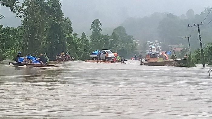 Penampakan Kendaraan Antre Naik Pincara di Jalan Desa Sambandete Konawe ...
