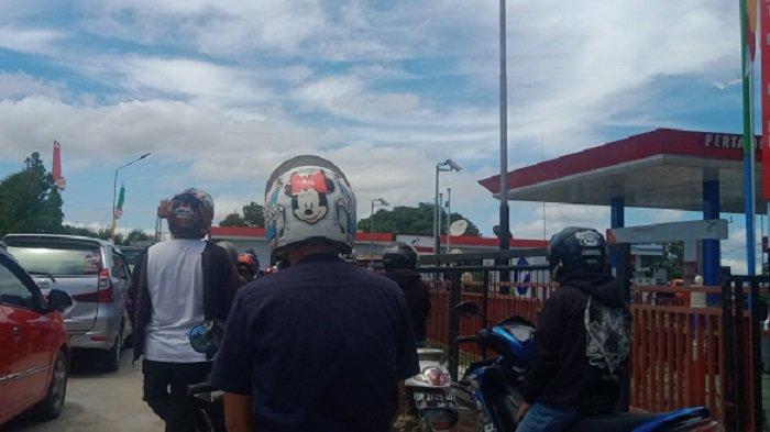 Pengendara Motor Rela Panas-panasan Antre BBM Pertalite di SPBU Kendari ...