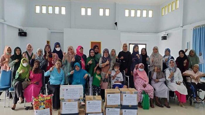 Peringati Hari Kartini, FORHATI Sultra Sambangi Para Lansia di Balai ...